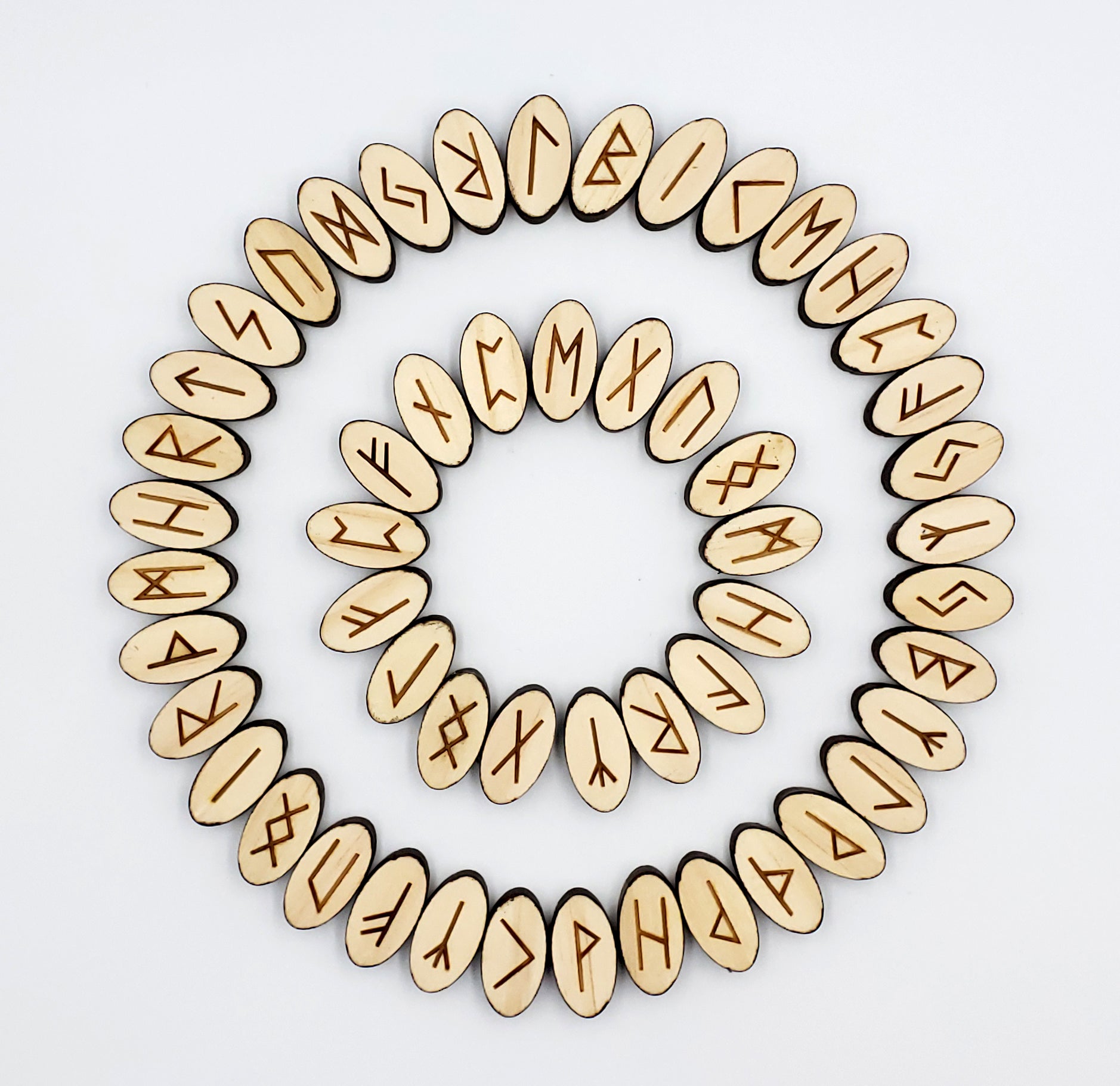 Runas Miniatura Borde Ovalado Pino Natural – Viking Runic Store